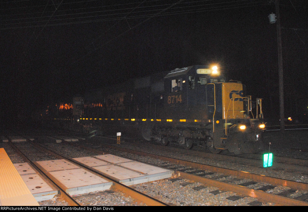 CSX SD60 8714 leads Q301-20